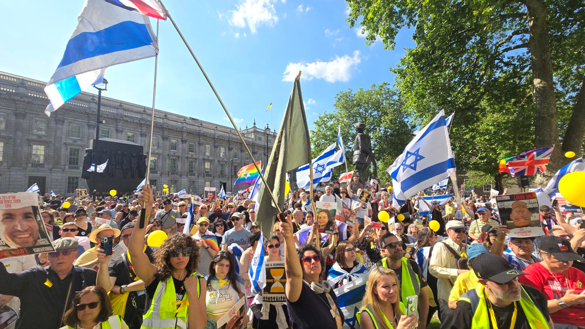 40,000 people march through London calling for the release of the ...