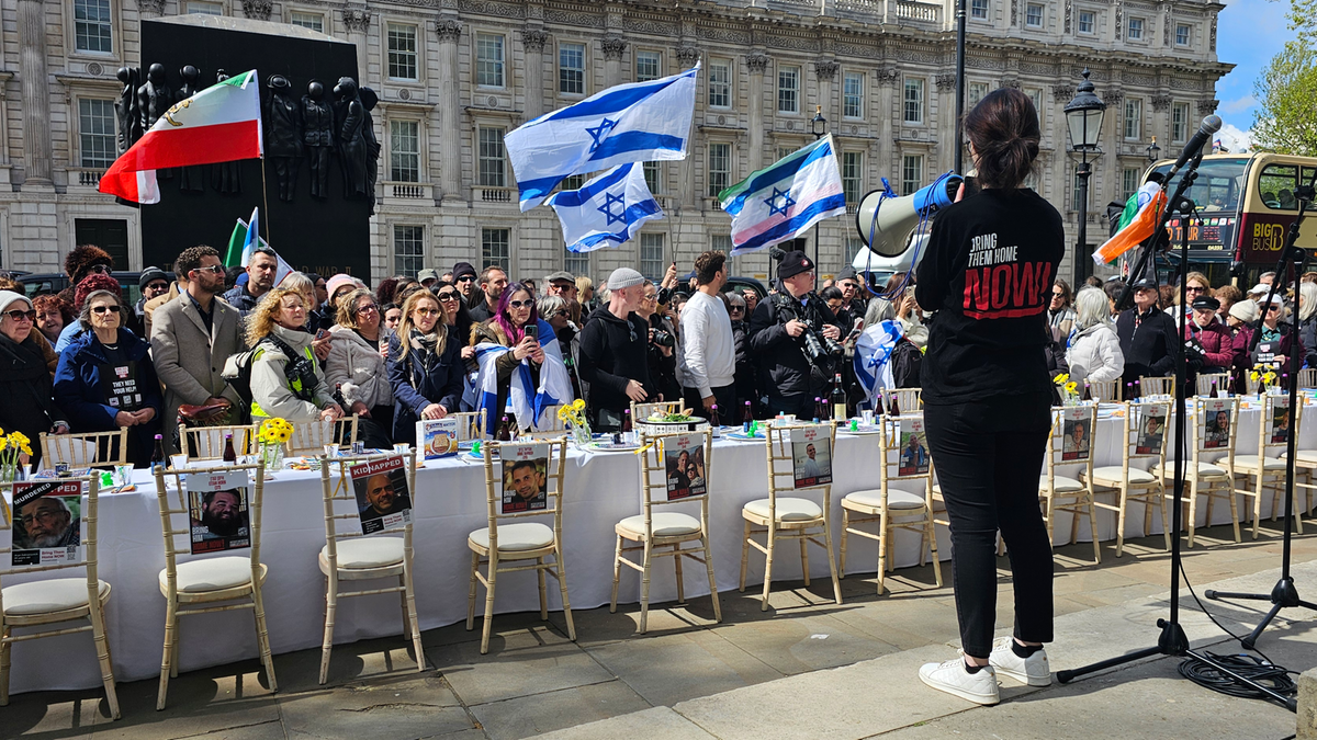 An empty Seder table with 133 chairs for the hostages sends powerful ...