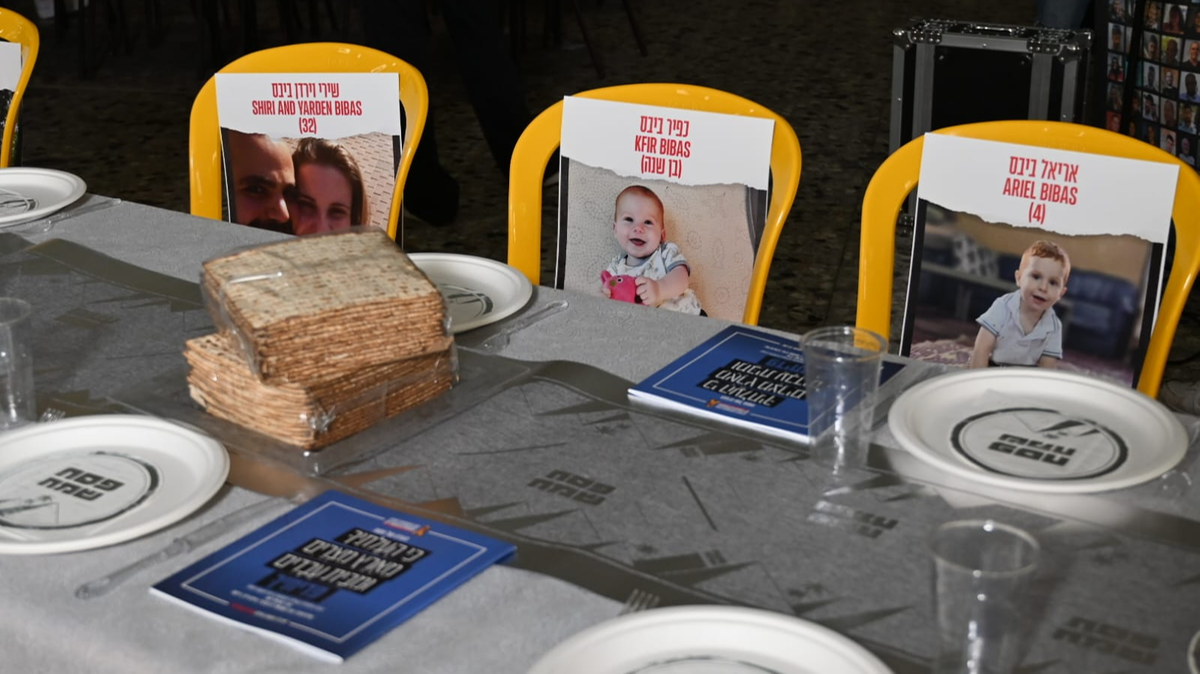 Empty seder table at Westminster to represent plight of Israeli ...