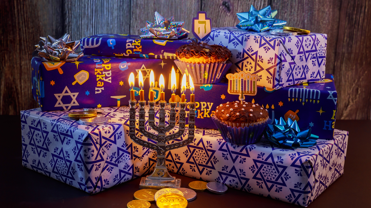 Taking notes: Chanukah — lighting up time and space too - The Jewish ...