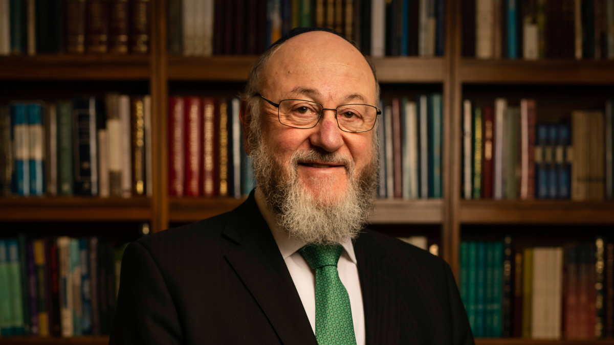 Who is Chief Rabbi Ephraim Mirvis, the rabbi knighted by Prince Charles ...