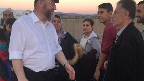 Chief Rabbi Mirvis witnesses trauma of refugees on secret visit to camp ...