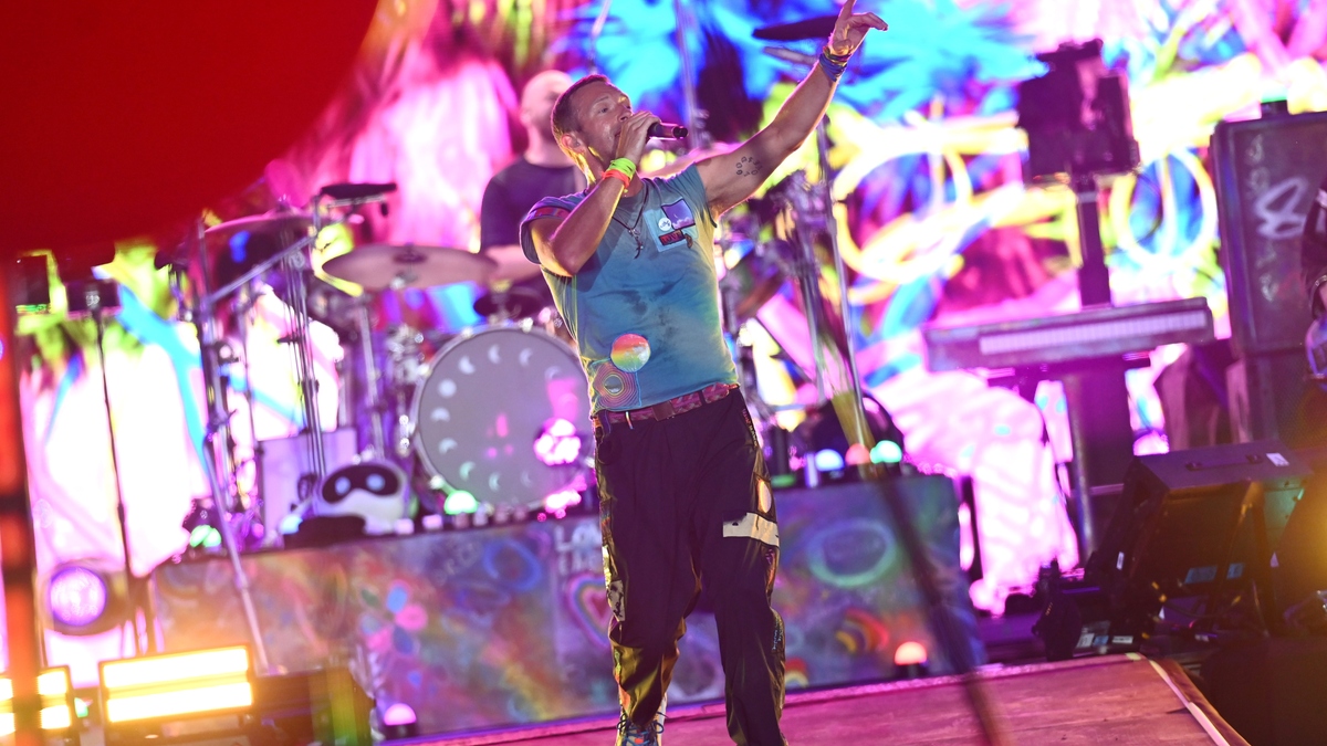 Chris Martin asks Glastonbury crowd to send love to Israel and ...
