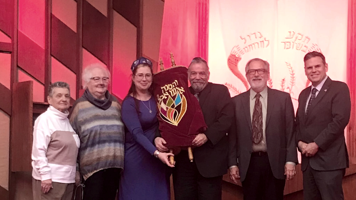 Cork finally gets a Sefer Torah, thanks to support of American rabbi ...