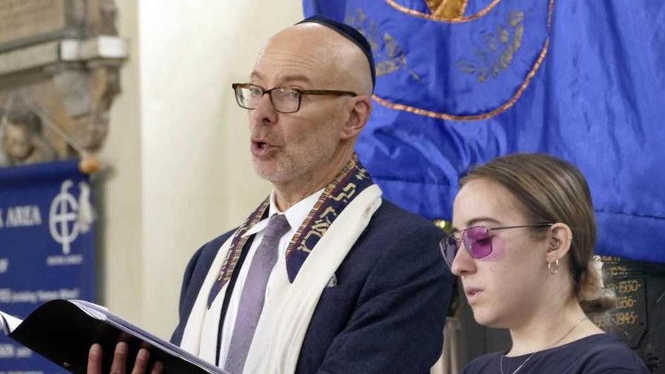 New 'sixty-something' rabbi is recruited by West London - The Jewish ...