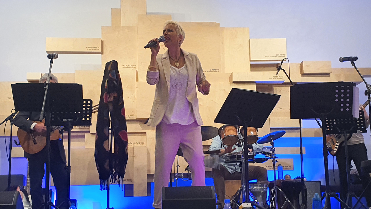 Singer Bat Ella relives Debbie Friedman's last congregation performance ...