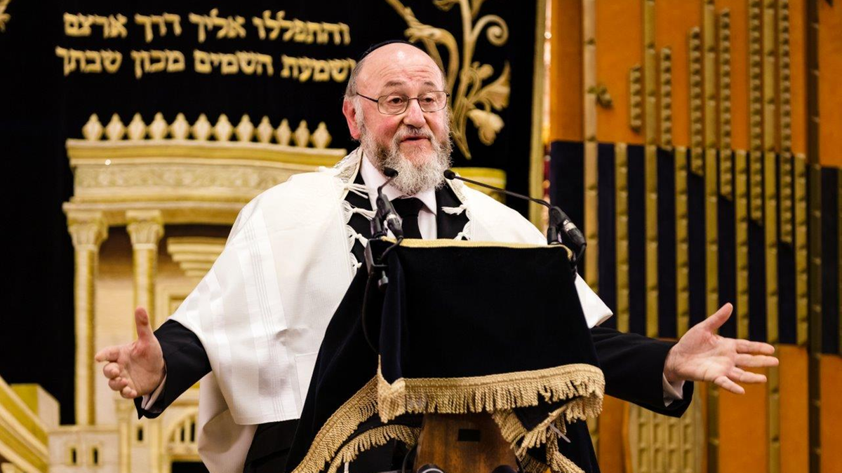 Synagogue prayers reflect the Queen’s death and new King - The Jewish ...