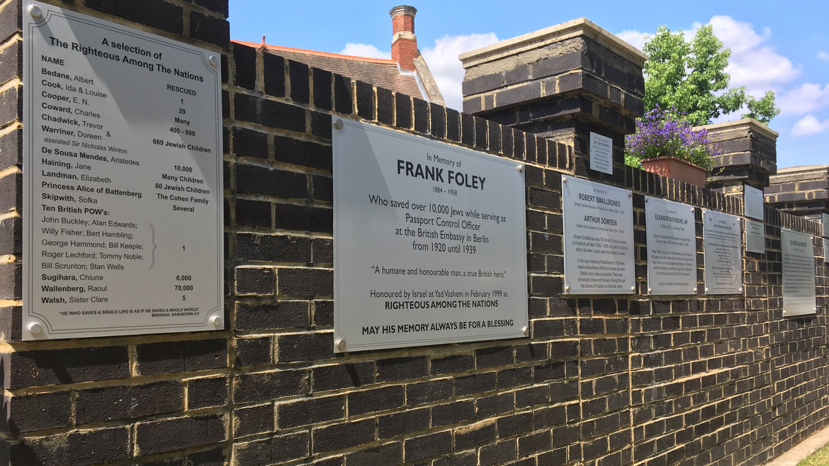 Holocaust heroes honoured with plaques at Golders Green cemetery - The ...
