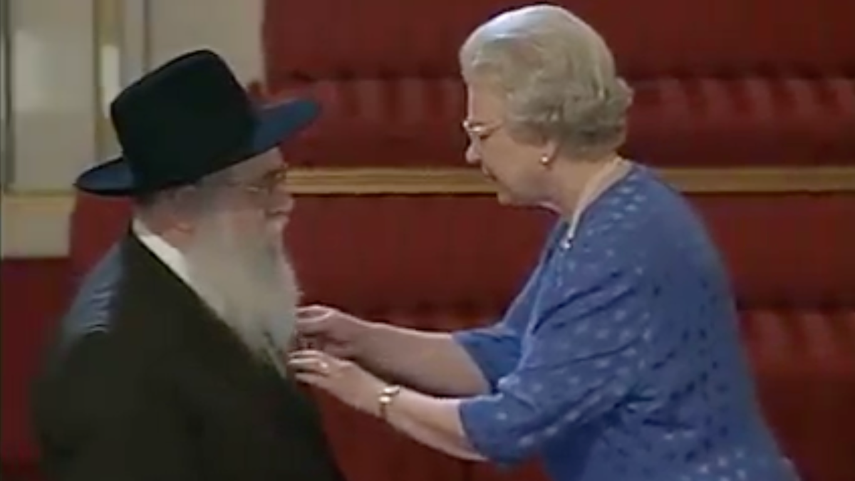 How the Queen respected Charedi religious traditions when awarding an ...