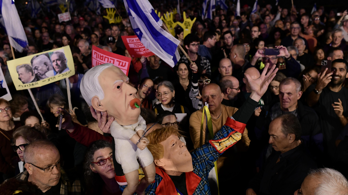 40,000 protest Netanyahu's plan to fire Shin Bet chief as Gaza strike ...