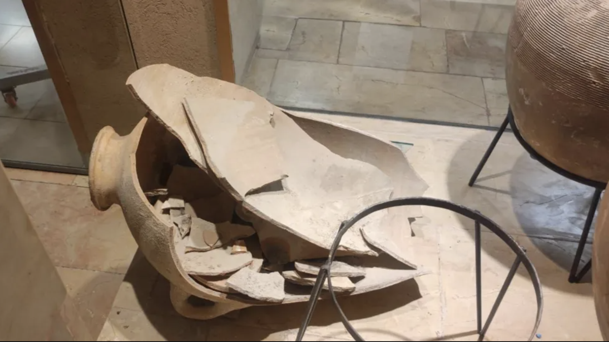 Boy accidentally smashes Israeli museum’s 3,500 year old jar - The ...