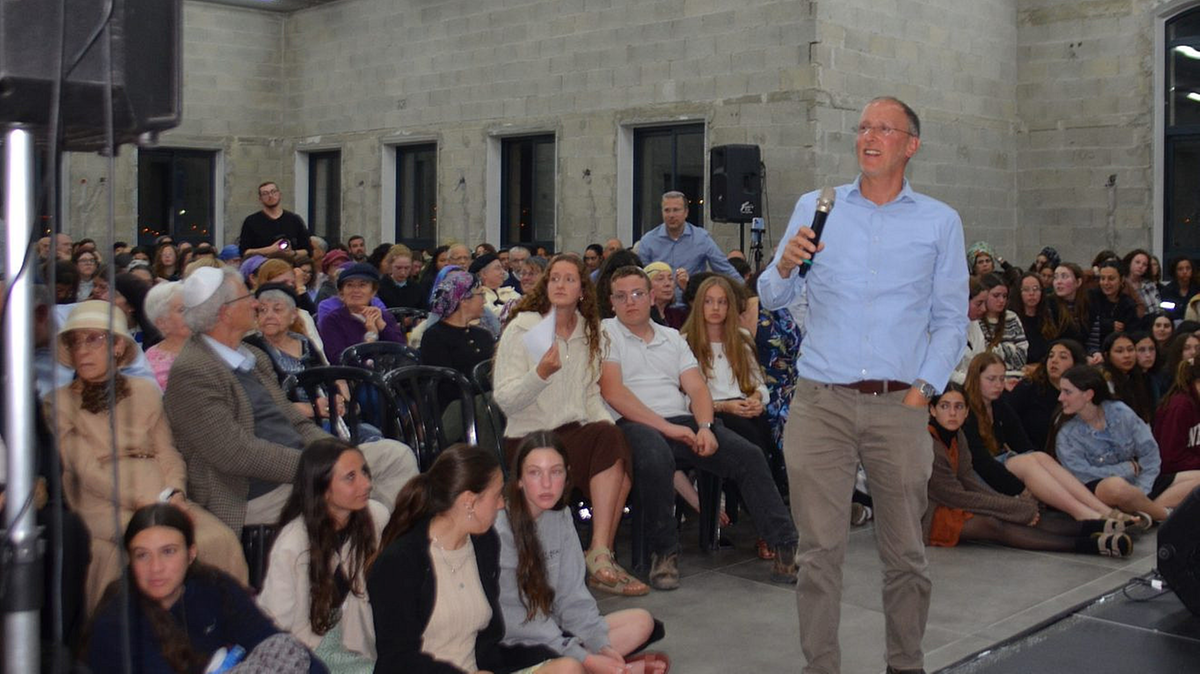 Hundreds gather to remember Dee family, a year after their murders ...
