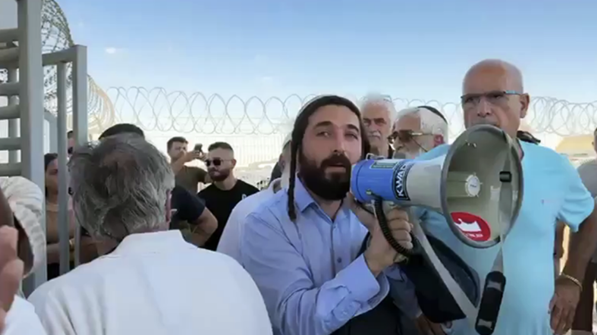 Israeli Military Police raid prison to arrest 9 troops suspected of ...