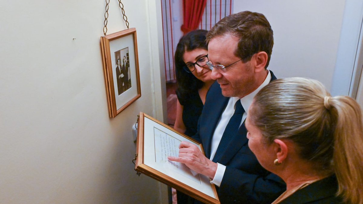 Israel's president pays tribute to the Queen in British embassy in ...