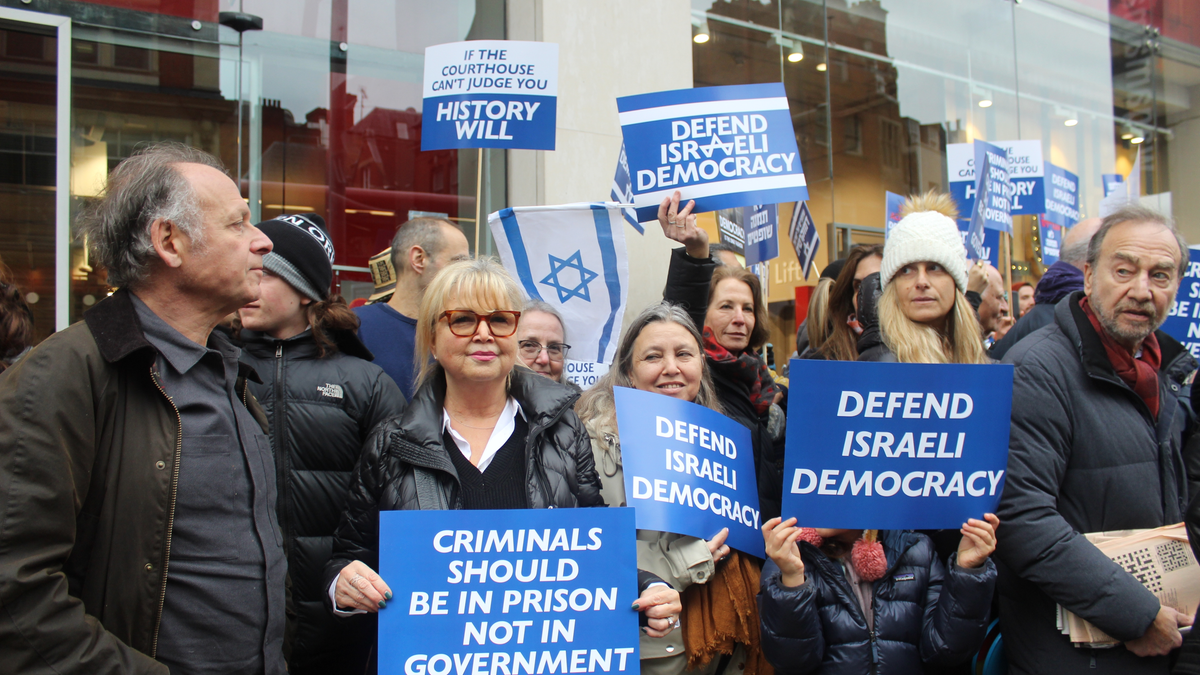 Hundreds of Israelis demonstrate outside Israel's London Embassy gainst ...