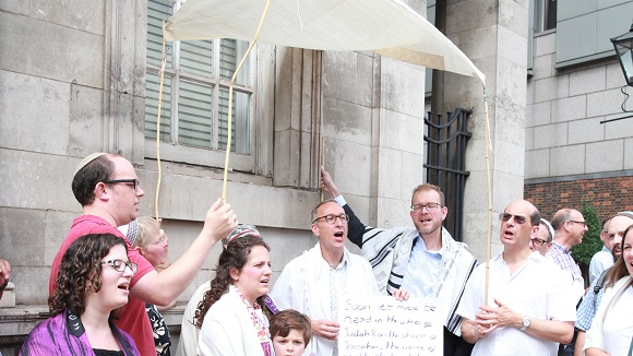 UK progressive rabbis protest outside Israeli embassy over arrest of ...