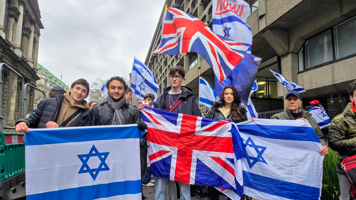 Demonstrators clash over controversial lecturer who ‘distributed Hamas ...