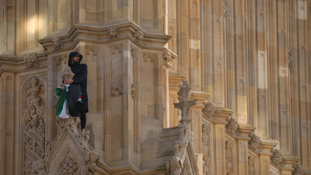 Keffiyeh-clad protester who climbed Big Ben arrested after 16 hours on ...