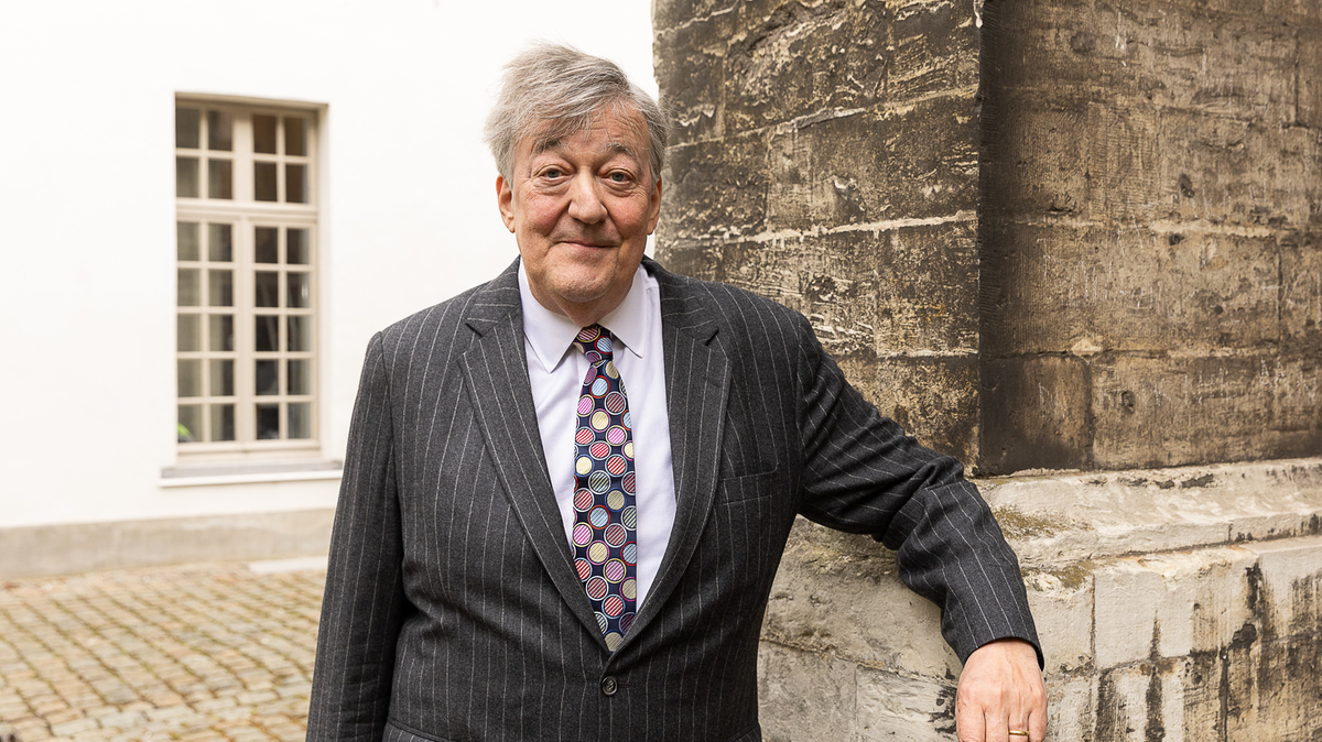 Celebrity traitors lineup: Stephen fry to appear on hit BBC show - The ...