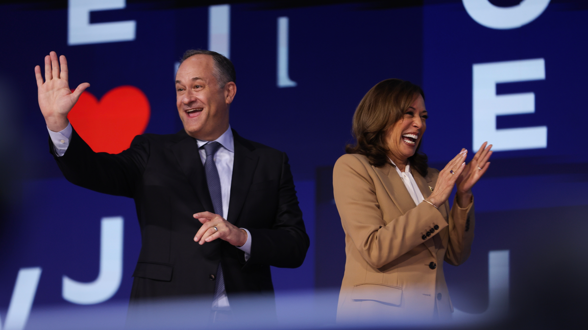 Doug Emhoff tops very Jewish line-up at second night of the Democratic ...