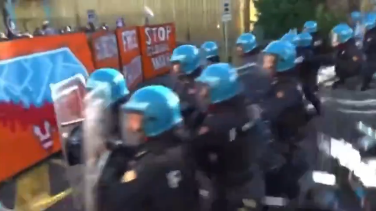 Italian mob riots over single Israeli stall at major trade fair - The ...