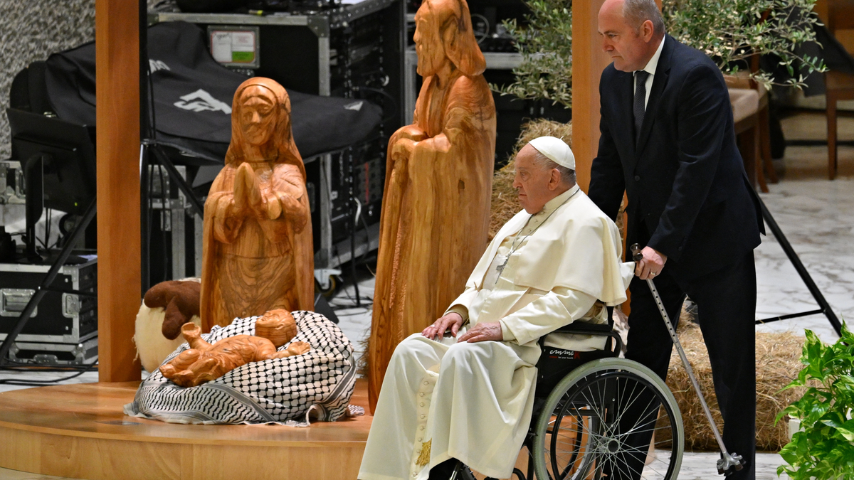Pope unveils nativity scene with baby Jesus in a keffiyeh manger - The ...