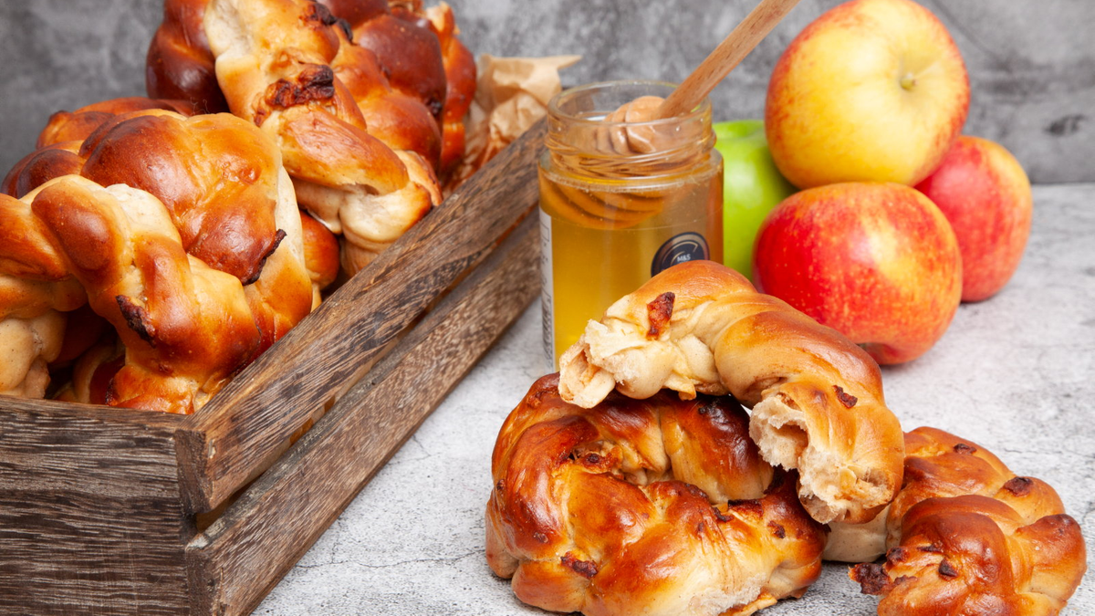 Recipe: Dried apple cinnamon challah rolls - The Jewish Chronicle - The ...